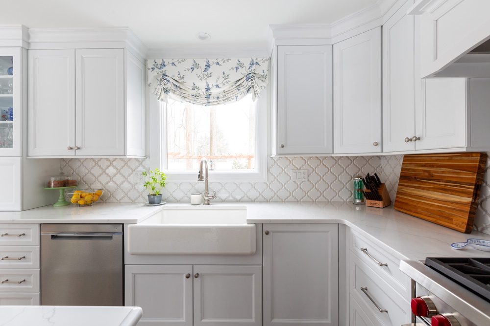 Small Contemporary Wolf Kitchen