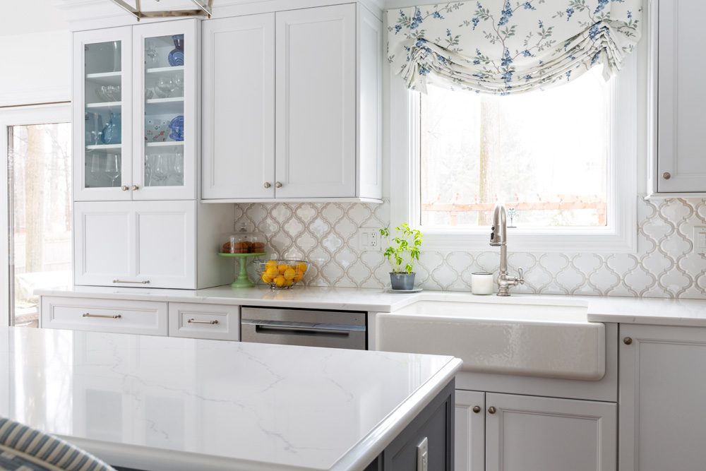Small Contemporary Wolf Kitchen